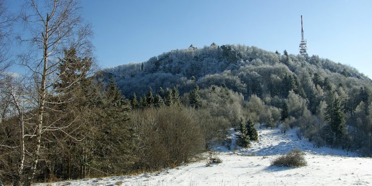 Naplánujte si výlet na bájne Sitno. Turistická trasa je čarovná aj v zime.